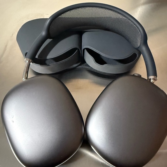 Apple | Headphones | Apple Black Overear Headphones With Adjustable Fit ...